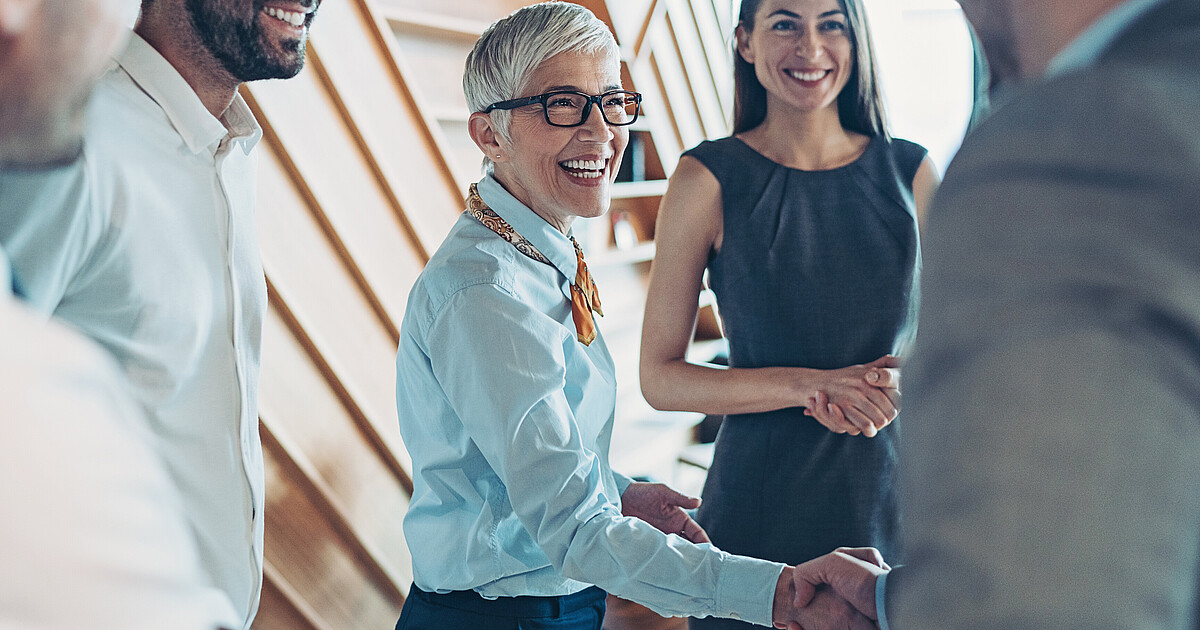 Salutations: Comment bien saluer? Et qui en premier?