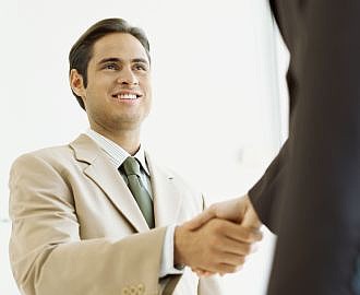 Salutations: Comment bien saluer? Et qui en premier?